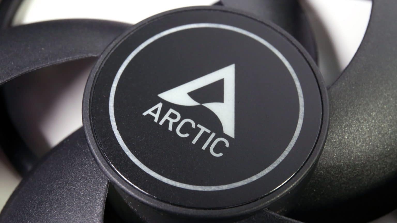Arctic P14 Max Review - The Best 140mm Fan? - Hardware Busters